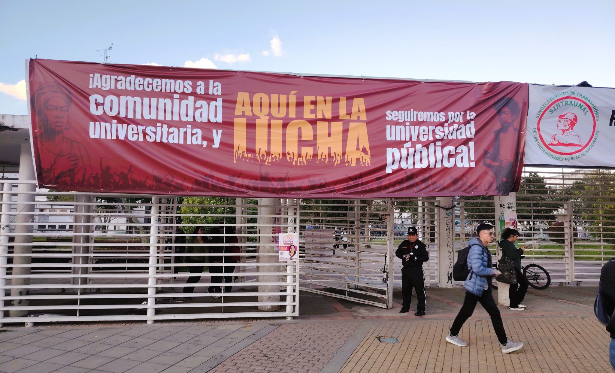 Protesters attack Bogotá US embassy with bows and arrows